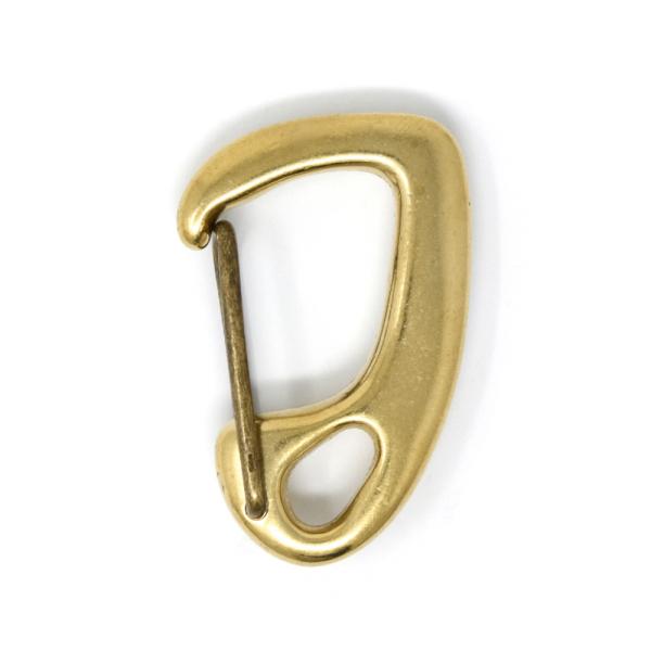 ■用途／特長存在感と重量感たっぷりの中ぶりの真鍮製カラビナです。ウォレットチェーンや革ひもなどとの相性がぴったりです。真鍮製のため、使い込むほどに風合いが変化します。全長約53mm×巾38mm　【当店取り扱いの金具の色表記について】　・ニッ...