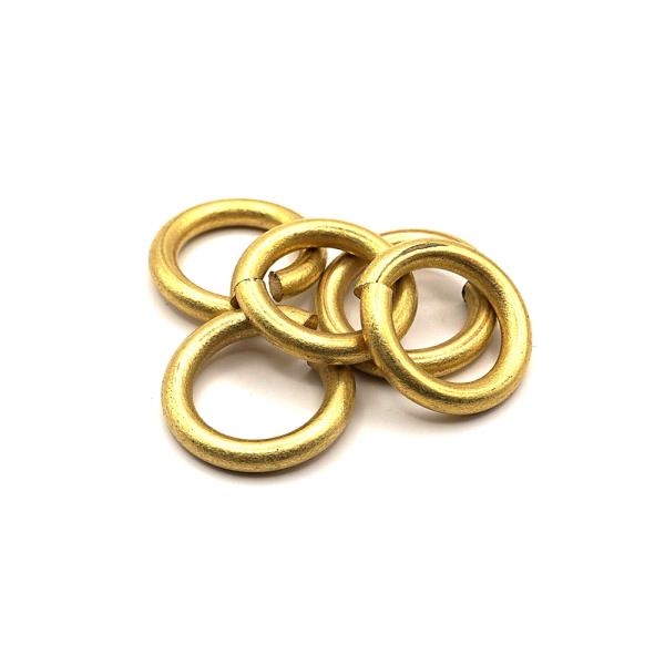 ■用途/特長真鍮無垢の丸カンです。口が開いた状態となっておりますので、金具などを通したあと、口を閉じてご使用ください。使い込むほどに風合いが変化し、真鍮ならではの魅力が増していきます。■仕様／内容サイズ：内径10mm　線径2.5mm色：ブラ...