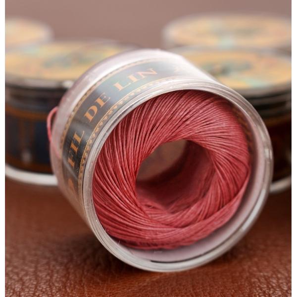 ■用途／特長エルメスで使用されていることでも有名なAU CHINOIS（オ・シノワ）のフランス製ワックスリネン糸です。必要な分だけカプセルから引き出して使用します。毛羽立ちが少ない約0.5mmの細糸で、上品な仕上がりになります。どの色も落ち...