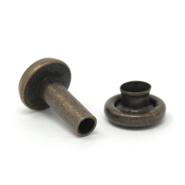 ■仕様／内容鉄製の頑丈なカシメ、中空鋲です。厚手の革を使用したショルダーテープや持ち手の取付けに便利です。通常のカシメよりデザイン性も高くなります。サイズ：頭径10mm　　　　並足10mm　　　　長足12mm色：アンティーク　数量：10組入...