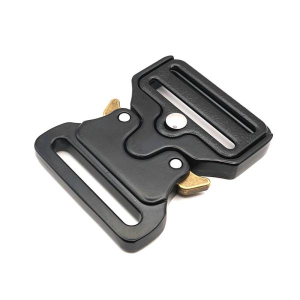 ■用途/特長コキ機能を備えた金属製バックルです。デザイン性が高くウエストベルトやショルダーテープ、その他接続部分にご使用いただけます。テープ巾：25mm全長：約49mm外寸巾：約35ｍｍ重さ：約22g材質：亜鉛合金中国製