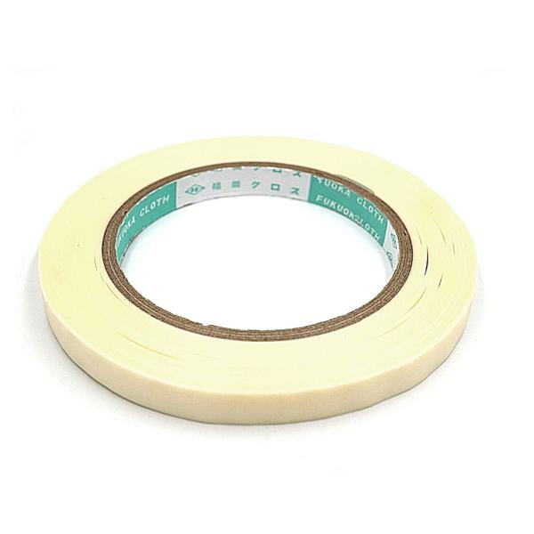 ■用途/特長ナイロン生地で作られたテープは薄くて強力、適度な弾力を備えています。手ひもや根革の補強・伸び止め、革や伸縮性生地の伸び止めなど使い方は様々です。巾：10mm　50ｍ巻き色：白（ベージュ）強力な接着性があるため、テープと包装袋がく...