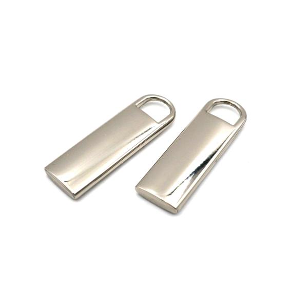 ■仕様/特長ファスナー用の引手金具です。スライダーに取り付けて使用します。美しいメッキが作品に高級感をもたらします。コイルファスナー、メタルファスナー、エクセラなどにご使用いただけます。サイズ：約32×10mm数量：2個入り色：ニッケル