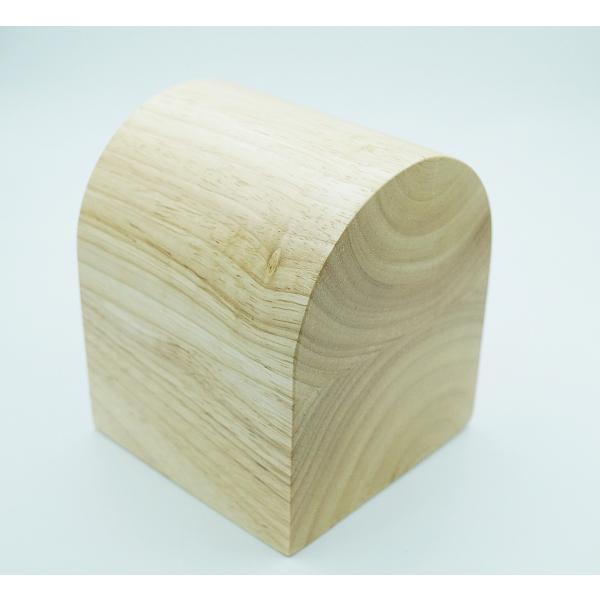■用途／特長ベルトや小物、バッグのかぶせなど表革と裏地を湾曲させて貼り合わせる際に使用する木製治具です。サイズ：10×10×12cm こちらは中国製の商品になります。細かな傷や軽微なへこみなどが生じている場合がありますので、予めご了承ください。
