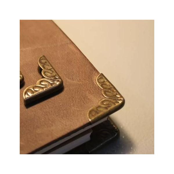 ■用途/特長ブックカバーなどのコーナーに使用する金具です。プライヤーやプラ槌で軽くつぶして固定してください。サイビノールを微量塗布するとよりしっかり固定できます。数量：4個入りサイズ小：14mm×14mm 厚み目安1.5〜2.0mm大：21...