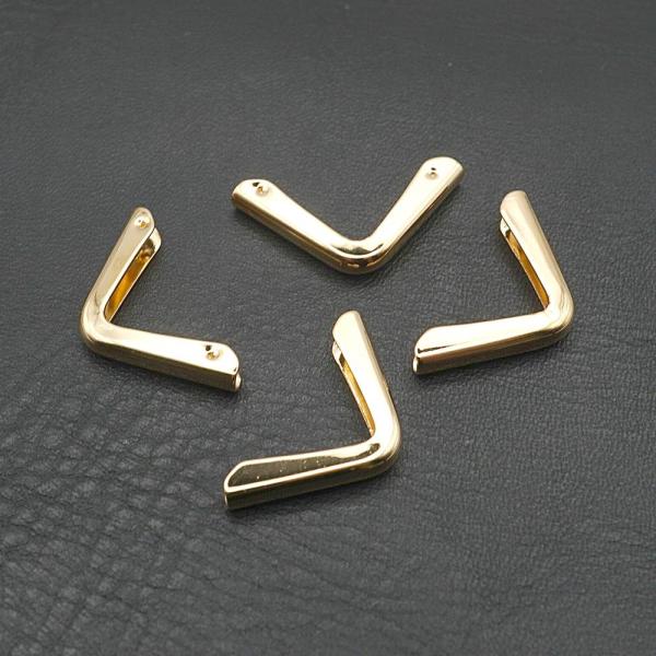 ■用途/特長ブックカバーなどのコーナーに使用する金具です。プライヤーやプラ槌で軽くつぶして固定してください。サイビノールを微量塗布するとよりしっかり固定できます。数量：4個入りサイズ：18mm×18mm色：ゴールド（本金）※使用可能な厚みは...