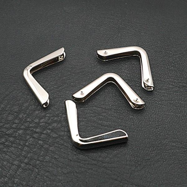 ■用途/特長ブックカバーなどのコーナーに使用する金具です。プライヤーやプラ槌で軽くつぶして固定してください。サイビノールを微量塗布するとよりしっかり固定できます。数量：4個入りサイズ：18mm×18mm色：ニッケル※使用可能な厚みは約1.5...