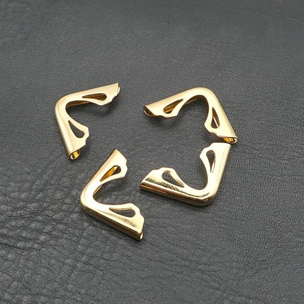 ■用途/特長ブックカバーなどのコーナーに使用する金具です。プライヤーやプラ槌で軽くつぶして固定してください。サイビノールを微量塗布するとよりしっかり固定できます。数量：4個入りサイズ：17mm×17mm色：ゴールド（本金）※使用可能な厚みは...