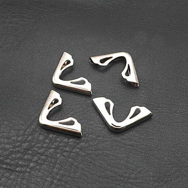 ■用途/特長ブックカバーなどのコーナーに使用する金具です。プライヤーやプラ槌で軽くつぶして固定してください。サイビノールを微量塗布するとよりしっかり固定できます。数量：4個入りサイズ：17mm×17mm色：ニッケル※使用可能な厚みは約1.5...