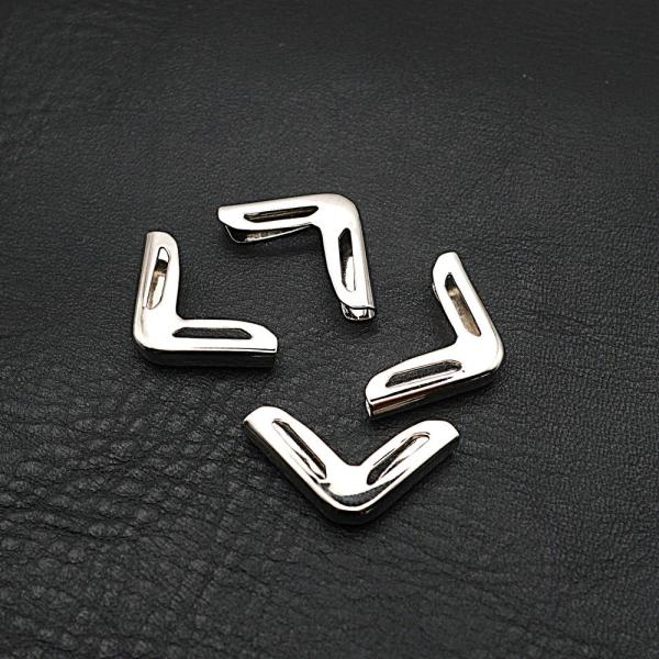 ■用途/特長ブックカバーなどのコーナーに使用する金具です。プライヤーやプラ槌で軽くつぶして固定してください。サイビノールを微量塗布するとよりしっかり固定できます。数量：4個入りサイズ：16mm×16mm色：ニッケル※使用可能な厚みは約1.5...