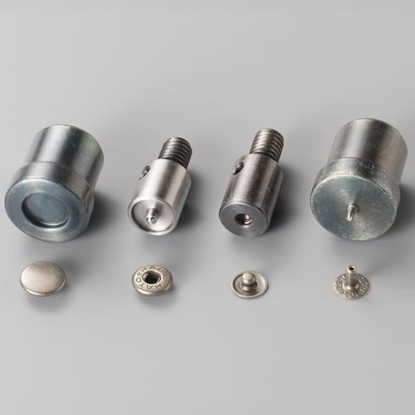 ■用途/特長ハンドプレス機用のバネホック打ち駒になります。特大（♯8050）用頭のサイズ約：15mmこちらは取り寄せの商品となります。5〜7営業日で発送いたします。メーカーの都合により画像と外観が異なる場合がございますが、使用方法は同じです...