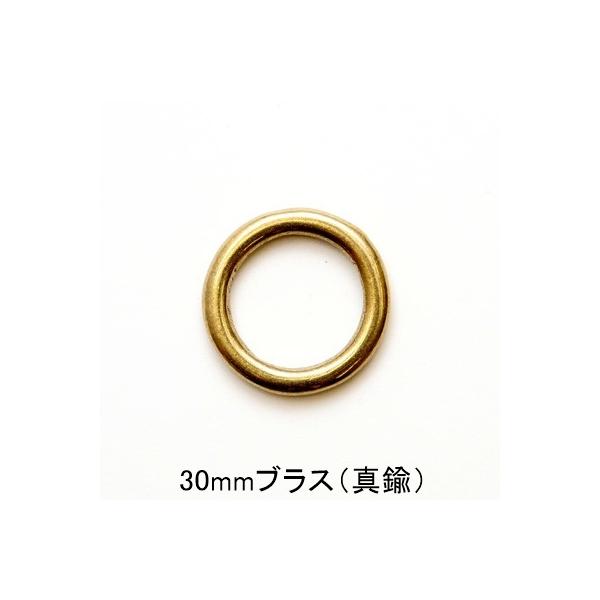 ■用途/特長真鍮無垢の完全に閉じた輪の金具です。ブラス平イモノリングより線幅はすっきりし、断面は丸です。鋳物らしく重厚な雰囲気があります。ウォレットチェーンや手紐のつなぎに。■仕様／内容サイズ：内径30mm×径の太さ4.5mm色：ブラス（真...