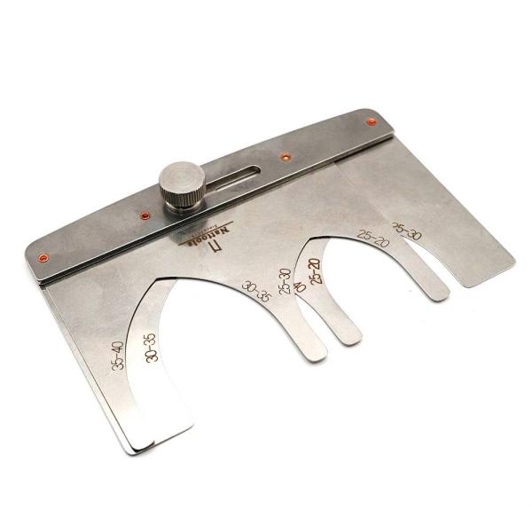 ■用途/特長20mmから40mmまで任意の巾で調整可能なV字の剣先定規です。剣先のケガキや型紙の裁断、ストラップエンドパンチ使用時の頂点出しに便利です。つまみネジを緩め、ベルトの巾に合わせて調整します。こちらの商品は中国からの輸入品のため、...