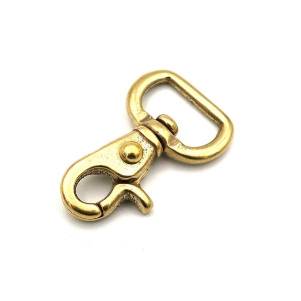 ■用途／特長真鍮ナスカンのなかでは小さめのサイズとなります。小物やアクセサリーにちょうどよいナスカンです。使い込むほどに風合いが変化し、真鍮ならではの経年変化が楽しめます。ベルト巾：18mm長さ：約46mm色：真鍮無垢数量：1個入り※長さは...