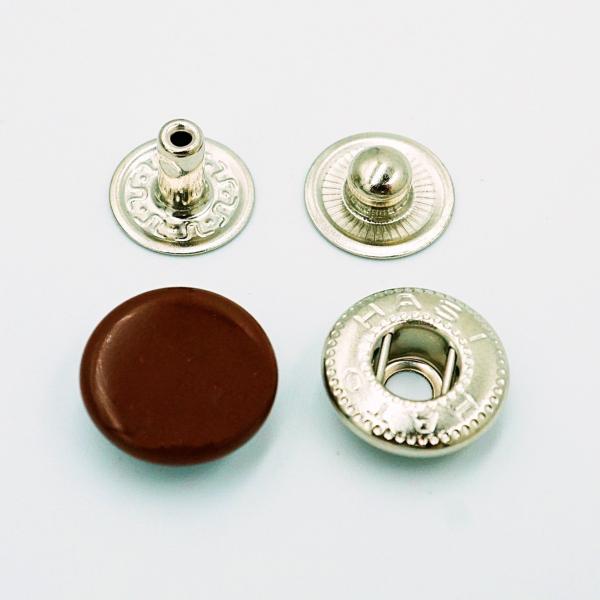 ■用途/特長No.5ホック　4ツ組　茶塗装（ニッケル）2本バネホック頭径：約12.5mm色：茶塗装（頭以外はニッケル）数量：20組入り[打棒］バネホック打ち棒大[ハトメ抜きのサイズ］10号（3mm）[ハンドプレス用]バネホック用コマNo.5...