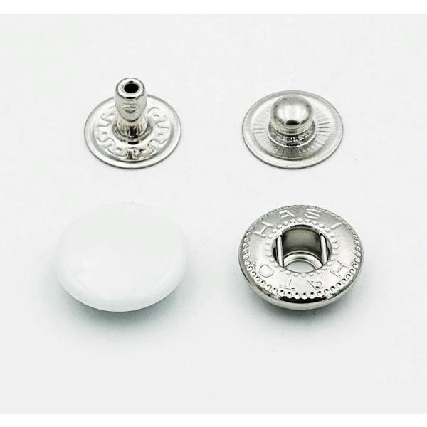 ■用途/特長No.5ホック　4ツ組　白塗装（ニッケル）2本バネホック頭径：約12.5mm色：白塗装（頭以外はニッケル）数量：10組入り[打棒］バネホック打ち棒大[ハトメ抜きのサイズ］10号（3mm）[ハンドプレス用]バネホック用コマNo.5...