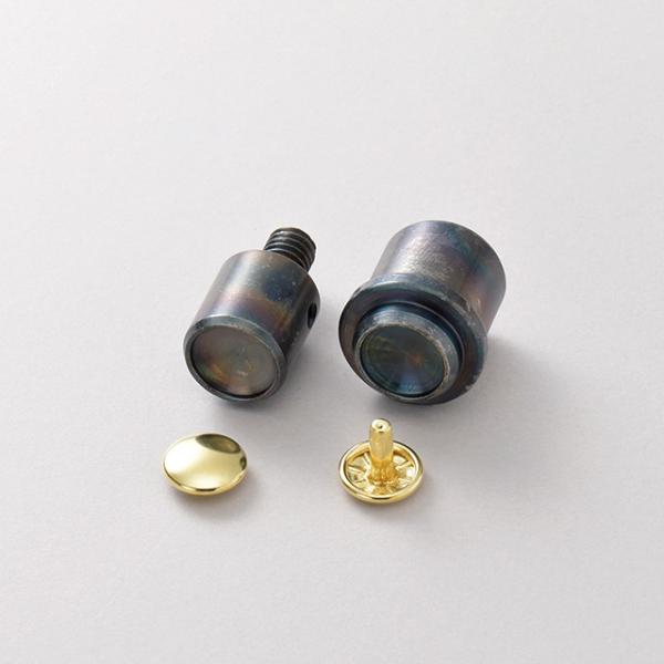 ■用途/特長ハンドプレス機用の両面カシメ用打ち駒になります。サイズに合わせてご選択ください。6mm径（小カシメ）7mm径（中カシメ）9mm径（大カシメ）メーカーの都合により画像と外観が異なる場合がございますが、使用方法は同じです。日本製※メ...