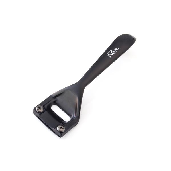 ■用途／特長丈夫な金属製で、様々な部分の革漉きに使用します。現在の取り扱いは黒色の製品となります。■仕様／内容［付属品］本体1つ/替刃1枚/替刃ケース1つ■ご注意刃先は鋭利にできていますので、お取り扱いには十分ご注意ください。長期保管をする...