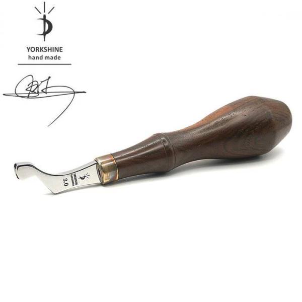 ■用途／特長エッジプレス（押捻）は床面を漉いた後にヘリを押しつぶして段差を付けるための道具です。貼り合わせ後のヘリの圧着にも使用できます。鏡面仕上げの捻先のカーブによって、力が伝わりやすく、曲線部分もスムーズにネン引きができます。捻先はステ...