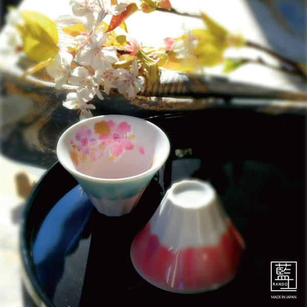 【サイズ】約φ7.8×h5cm/70cc箱　17×8.5×h5.7cm本体重量　約250g素材・材質　磁器原産国　日本(美濃焼)電子レンジ　使用可食器洗浄機　使用不可オーブン　使用不可シリーズ　藍土美濃焼　藍土　富士山 ペアぐい呑●桜咲く富...