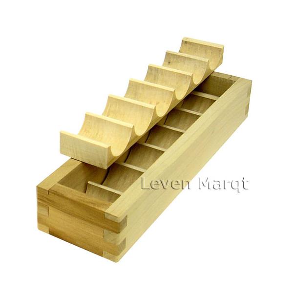 幕の内型(朴の木)幕の内弁当の、俵型のご飯が手軽にできる型です。約3.0×4.0cmの俵型のご飯が、一度に6つできます。サイズ俵型1個：φ3.0×4.0cm全長（外寸）：W23.3×D6.0×H4.0cm日本製