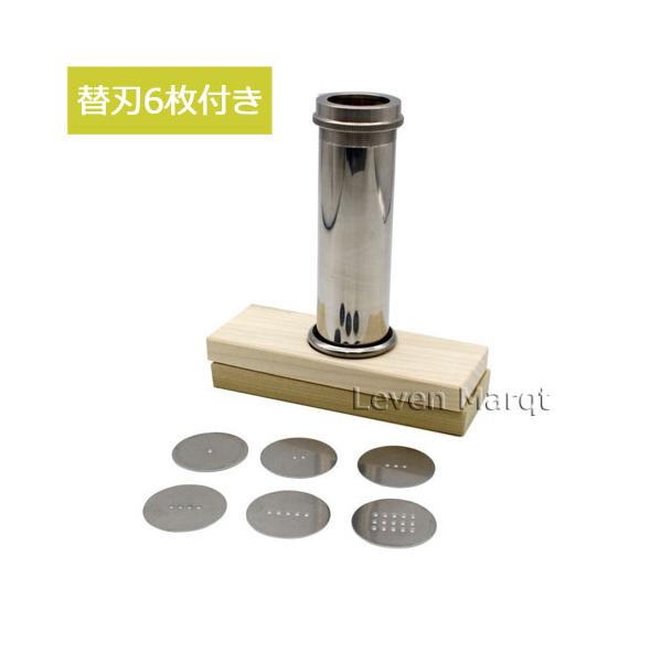 小田巻 18-8 替刃6枚付練りつぶしの食材を筒の中に入れて押し出します。モンブランを作る時や、『鯛ソーメン、魚ソーメン』作りに便利です。おだまきとは本来、紡いだ麻糸を巻いて玉にしたものの名前です。小田巻きは、この『おだまき』から転じて道具...