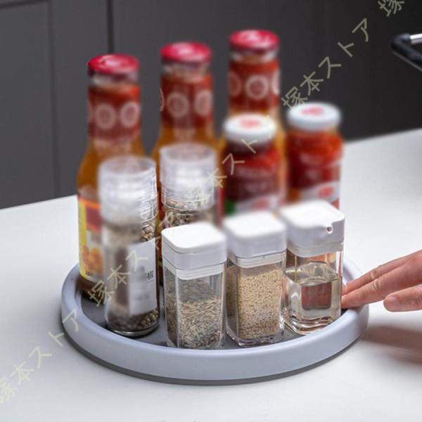 製品仕様製品名：360度回転式収納ラック材質：PPサイズ： 直径25×高さ3.1cm、  直径29.6×高さ3.5cm  カラー：ホワイト【360自由回転】調味料収納ラックは左右360°スムーズに回転できるので、探しやすく取り出しも便利。【...