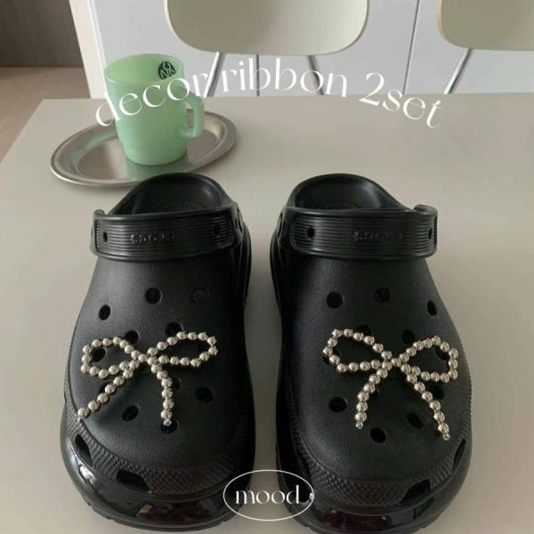 トレンドアイテムで足元をおしゃれに演出するシューパーツ（同色2個セット）です。可愛いリボンが靴やサンダルをさらに可愛く?【原産国】韓国@plusnao_mood【サイズについて】（横×縦）約9cm×4cm?測り方により誤差が生じる場合がござ...