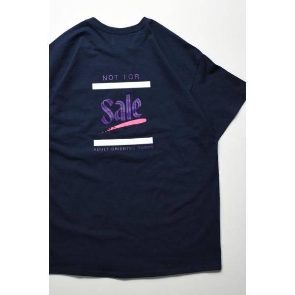 Adult Oriented Robes (アダルトオリエンテッドローブス) NOT FOR SALE T-Shirt [NAVY] のご紹介です。 キャッチーかつ都会的、どこかカルチャーの香り漂う AOR らしいプリントT。 コットン10...