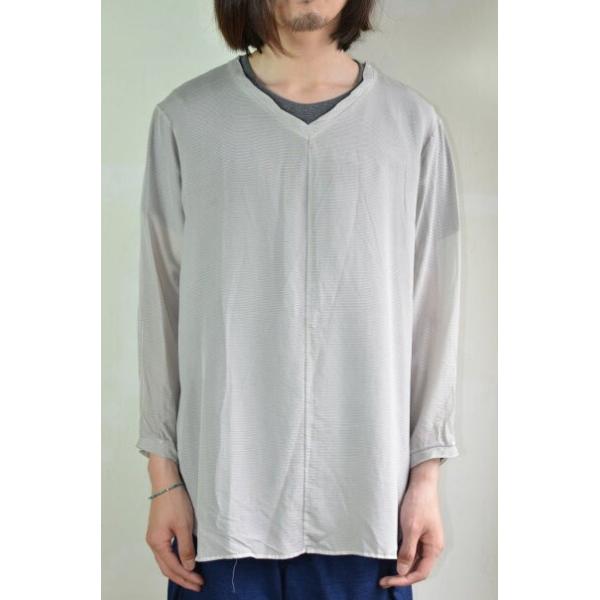 AUGUSTE-PRESENTATION(オーギュストプレゼンテーション) けしシルク L/S PULL OVER けし絹という、2頭の蚕の繭でできた絹のみで織り上げた生地を制作したプルオーバーシャツになります。シルクが持つ柔らかさと軽さが...