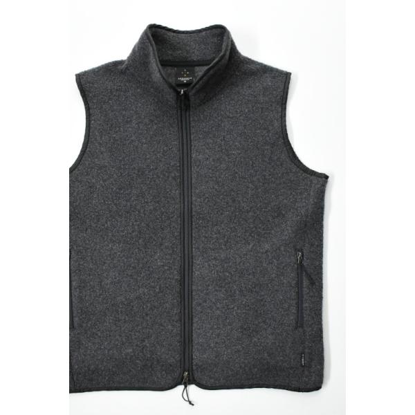 AXESQUIN -modified- (アクシーズクインモディファイド) WOOL BOA VEST [CHARCOAL] のご紹介です。テクスチャーが際立つウールボアを使用したシンプルながら気が利いたベスト。 素材には、イタリアのファブ...