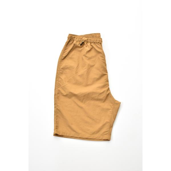 AXESQUIN -modified- (アクシーズクインモディファイド) NYLON BIG SHORTS [COYOTE]   のご紹介です。   アウトドアシーンでの高いパフォーマンスを発揮する素材を用いた、ショーツ。 素材にはコット...