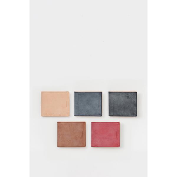Hender Scheme (エンダースキーマ) half folded wallet ロウとワックスがたっぷり入ったベジタブルタンニンのカウレザーを表革で使用した二つ折りの財布です。コバをクリアで処理しているので、断面が層になっているのが...
