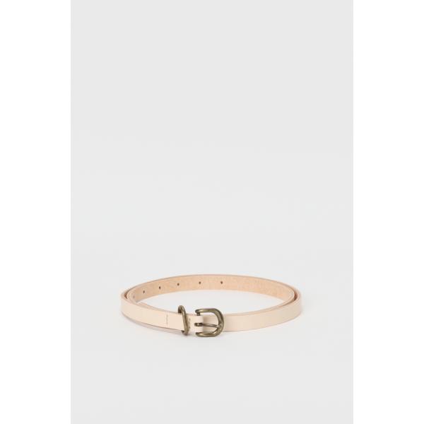 hender scheme (エンダースキーマ)  tail belt継続して提案する、細く全長が長いベルトです。剣先がダラリと垂れるように設計されています。22夏秋シーズンより新素材の厚みのある牛革で仕立てており、使い始めはハリ感があり、...