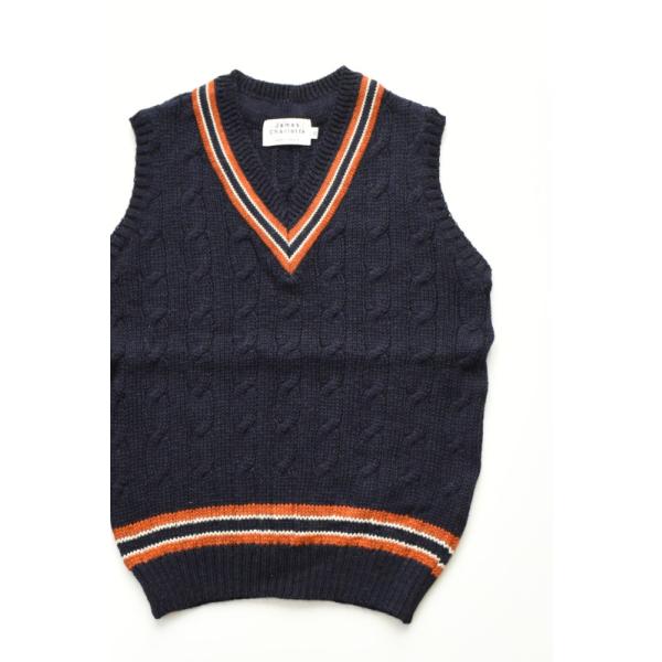 James Charlotte (ジェームスシャルロット) CRICKET CABLE VEE SLIPOVER [NAVY] のご紹介です。保温性が高く、頑丈なブリティッシュウール100%使用した、ケーブル編みのチルデンベスト。スポーツを...