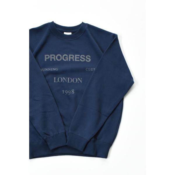Progress Running Club (プログレスランニングクラブ)  LONDON SWEAT SHIRT [NAVY] のご紹介です。フロントに3段プリントが施されたスウェット。オーセンティックなシルエットで裏地はフレンチテリーな...