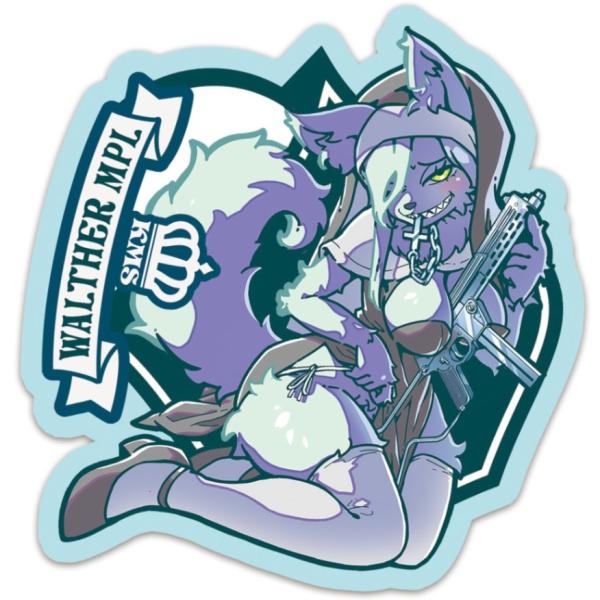 ブランド：King's Melon SodaWALTHER MPLを持った攻撃的な印象の修道女風のジャーマンスピッツの女の子のステッカーです。サイズ：長辺80mm材 質：PVC(耐水)/光沢ラミネート加工