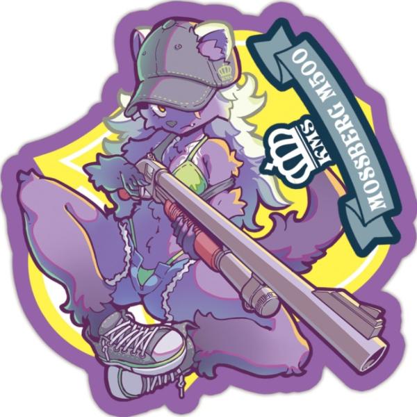 ブランド：King's Melon SodaMosberg M500を持ったワイルドにシャツを気崩したホットパンツルックのクズリの女の子のステッカーです。サイズ：長辺80mm材 質：PVC(耐水)/光沢ラミネート加工