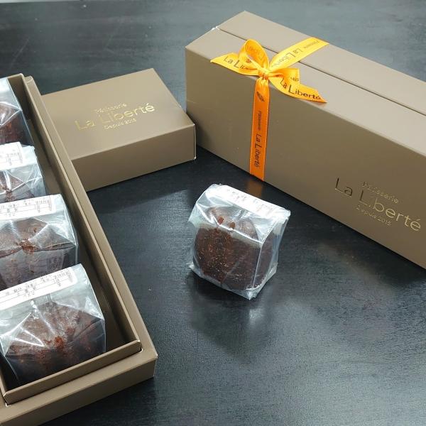 デパートや通販で売られているカヌレは周りがフニャフニャと柔らかく、焼きが甘いものが多いですが、本当のカヌレは表面がカリッとしているものです。そんなカヌレの中でも当店のカヌレは周りが黒っぽくなるまでしっかりと焼き上げ、苦みを感じる香ばしさを出...