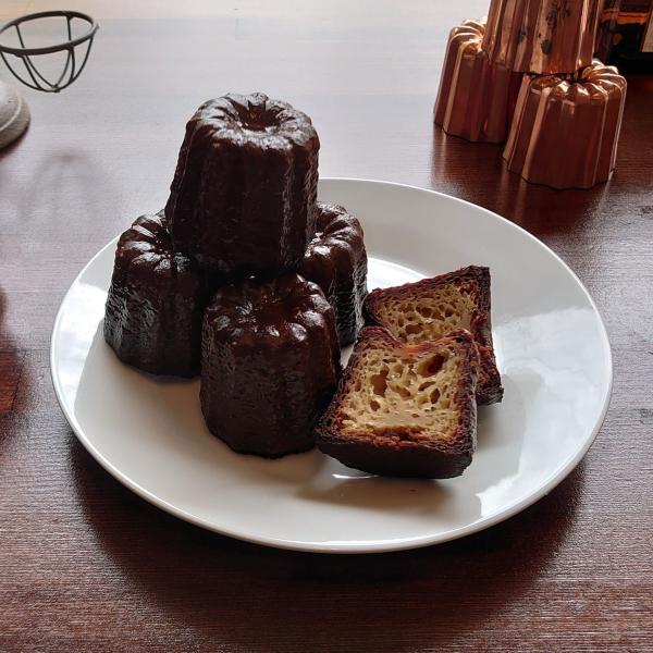 デパートや通販で売られているカヌレは周りがフニャフニャと柔らかく、焼きが甘いものが多いですが、本当のカヌレは表面がカリッとしているものです。そんなカヌレの中でも当店のカヌレは周りが黒っぽくなるまでしっかりと焼き上げ、苦みを感じる香ばしさを出...