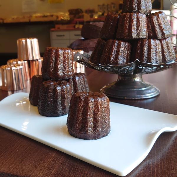 デパートや通販で売られているカヌレは周りがフニャフニャと柔らかく、焼きが甘いものが多いですが、本当のカヌレは表面がカリッとしているものです。そんなカヌレの中でも当店のカヌレは周りが黒っぽくなるまでしっかりと焼き上げ、苦みを感じる香ばしさを出...