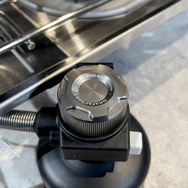 こちらの商品はフラットバーナー GS-450に取り付ける専用ノブです。材質はジュラルミンを削り出した後、アルマイト処理をしてレーザーマーキングを行いました。またローレット加工という特殊な加工をして回しやすくしております。１.純正つまみの上面...