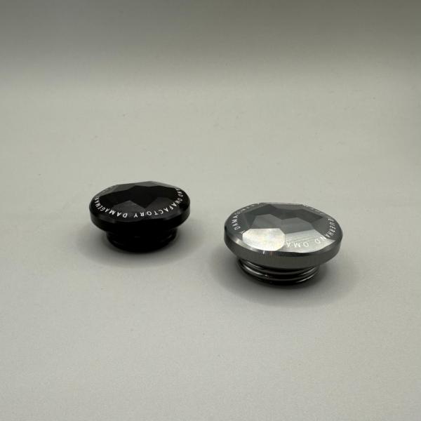 こちらの商品はFEUERHAND専用のジュラルミン削り出しキャップです。ネジが特殊な形状で専用の刃物を制作し削り出しております。ゴムパッキンをはめ込む溝など細部まで拘って制作させていただきました。レーザーマーキングは細いフォントにすることで...