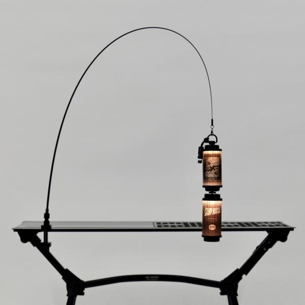 こちらの商品は、釣竿を使用し小型LEDランタンなどを吊り下げるアイテムとなっております。各パーツを真鍮にリファインし、より重厚感と経年変化を楽しめる仕様にいたしました。ちょんと触れるとフワフワと揺れ空間に動きを生み出してくれます。角度と向き...