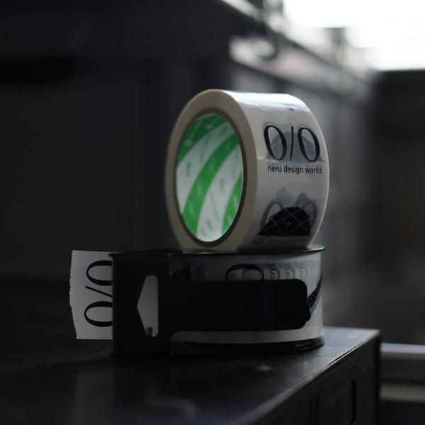 neru design worksの作品をデザインに落とし込んだテープです。neru design worksにて、発送時の荷造りテープとして使用されています。使い方色々、ご自由にお使いください。■仕様高品質のグラビア印刷OPPテープ【サイ...