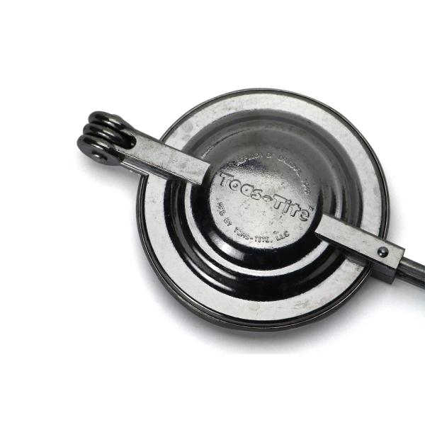 Toas-Titeは1945〜1953年 8年という短い期間で製造を中止した、アメリカイリノイ州でキャンプ向け料理器具メーカー。2011年に復刻し、アメリカ国内を中心に販売を行っています。熱伝導率の高い丸型のアルミ鋳造を使用し1、2分で様々...