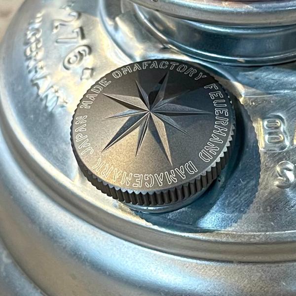 こちらの商品はFEUERHAND専用のジュラルミン削り出しキャップです。ネジが特殊な形状で専用の刃物を制作し削り出しております。ゴムパッキンをはめ込む溝など細部まで拘って制作させていただきました。レーザーマーキングは主役のランタンの邪魔をし...