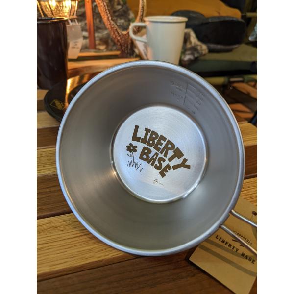 茅ケ崎出身のデザイナーRYU AMBE氏とLiberty baseのオリジナルコラボデザインを刻印したオリジナルシェラカップが誕生しました！Liberty Baseのロゴのデザインとなります。シェラカップ本体は金物の町として知られる新潟燕三...