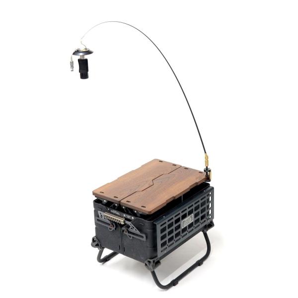 こちらの商品は、釣竿を使用し小型LEDランタンなどを吊り下げるアイテムとなっております。各パーツを真鍮にリファインし、より重厚感と経年変化を楽しめる仕様にいたしました。ちょんと触れるとフワフワと揺れ空間に動きを生み出してくれます。角度と向き...