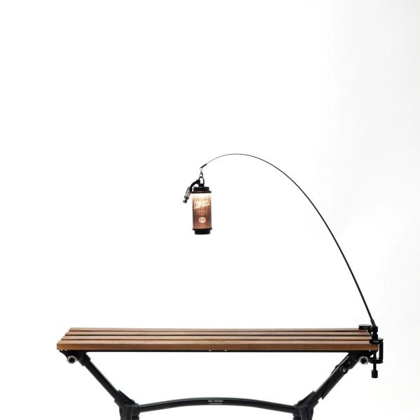 こちらの商品は、釣竿を使用し小型LEDランタンなどを吊り下げるアイテムとなっております。「もう少しだけコンパクトに。」その声にお応えして、RODにショートバージョンが加わりました。折り畳み式にしなかったのは、繋ぎ目が目立つことで一本のライン...